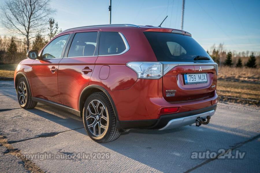 Sarkans Mitsubishi Outlander 2015 Tallina, ar dzinēja tilpumu 2.00 L un nobraukumu 290 tūkst. km par 9500 €, foto 4 vietnē AUTOMOTO.COM.LV