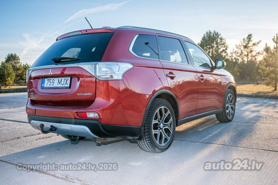 Sarkans Mitsubishi Outlander 2015 Tallina, ar dzinēja tilpumu 2.00 L un nobraukumu 290 tūkst. km par 9500 €, foto 5 vietnē AUTOMOTO.COM.LV