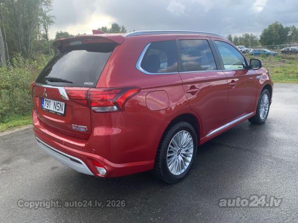 Red Mitsubishi Outlander 2019 in Tallinn, with an engine capacity of 2.40 L and mileage of 106 thousand km for 21490 €, photo 3 on AUTOMOTO.COM.LV