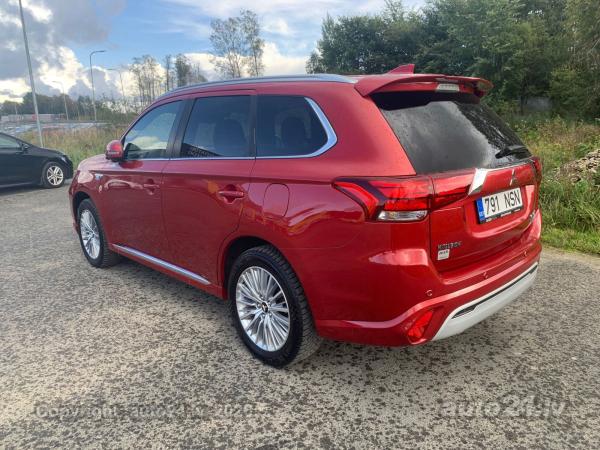 Red Mitsubishi Outlander 2019 in Tallinn, with an engine capacity of 2.40 L and mileage of 106 thousand km for 21490 €, photo 4 on AUTOMOTO.COM.LV