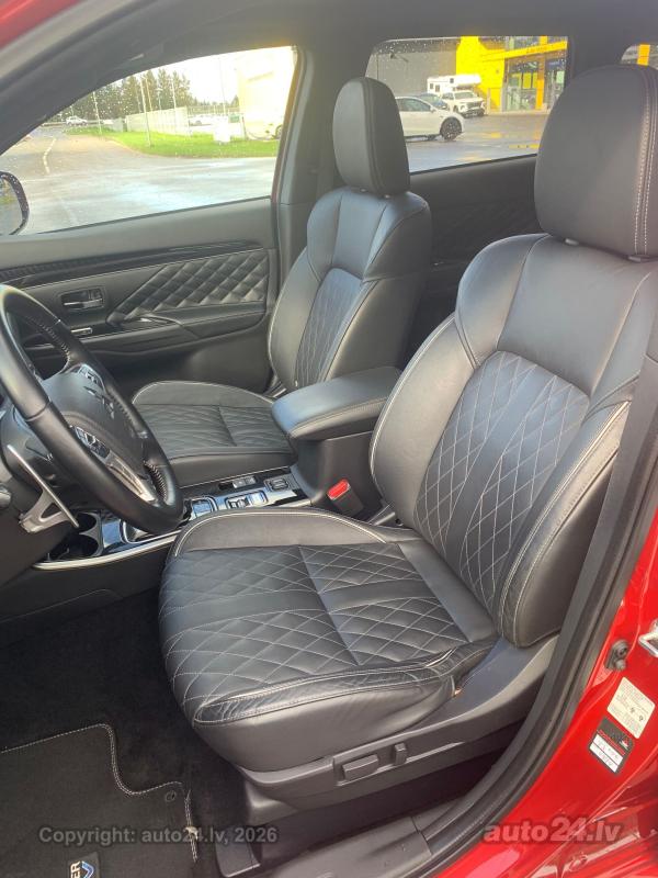 Red Mitsubishi Outlander 2019 in Tallinn, with an engine capacity of 2.40 L and mileage of 106 thousand km for 21490 €, photo 7 on AUTOMOTO.COM.LV
