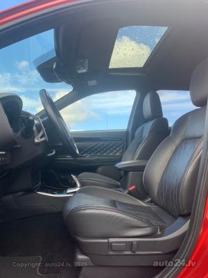 Red Mitsubishi Outlander 2019 in Tallinn, with an engine capacity of 2.40 L and mileage of 106 thousand km for 21490 €, photo 8 on AUTOMOTO.COM.LV