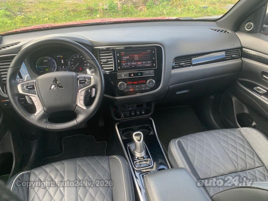 Red Mitsubishi Outlander 2019 in Tallinn, with an engine capacity of 2.40 L and mileage of 106 thousand km for 21490 €, photo 10 on AUTOMOTO.COM.LV