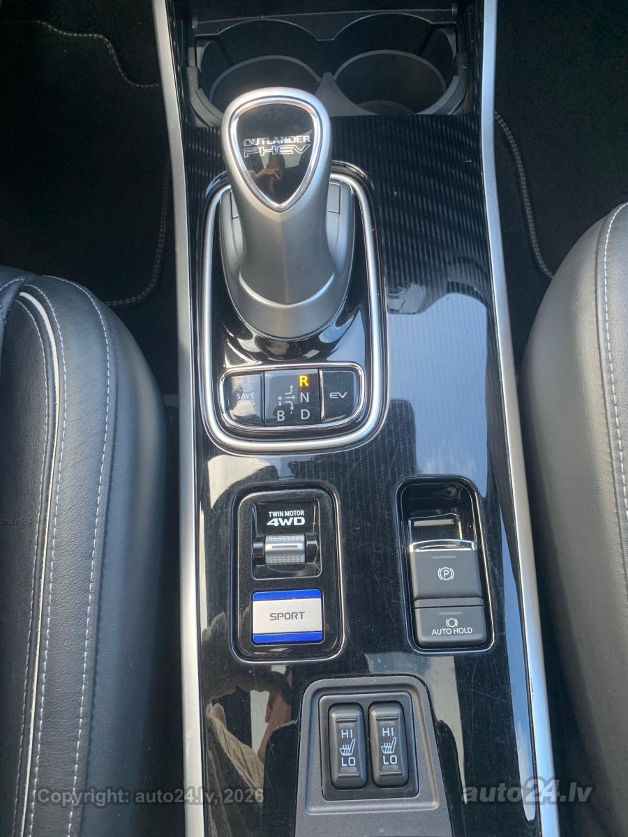 Red Mitsubishi Outlander 2019 in Tallinn, with an engine capacity of 2.40 L and mileage of 106 thousand km for 21490 €, photo 12 on AUTOMOTO.COM.LV