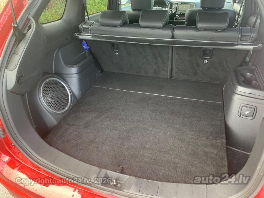Red Mitsubishi Outlander 2019 in Tallinn, with an engine capacity of 2.40 L and mileage of 106 thousand km for 21490 €, photo 16 on AUTOMOTO.COM.LV