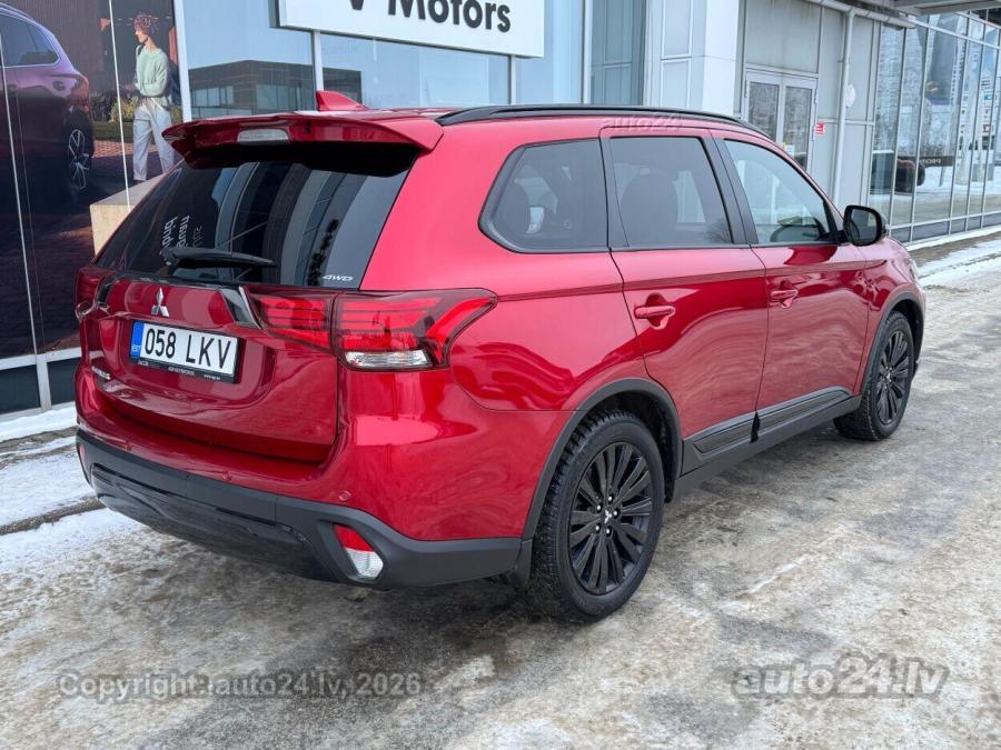 Red Mitsubishi Outlander 2021 in Viljandi, with an engine capacity of 2.00 L and mileage of 84 thousand km for 16890 €, photo 3 on AUTOMOTO.COM.LV