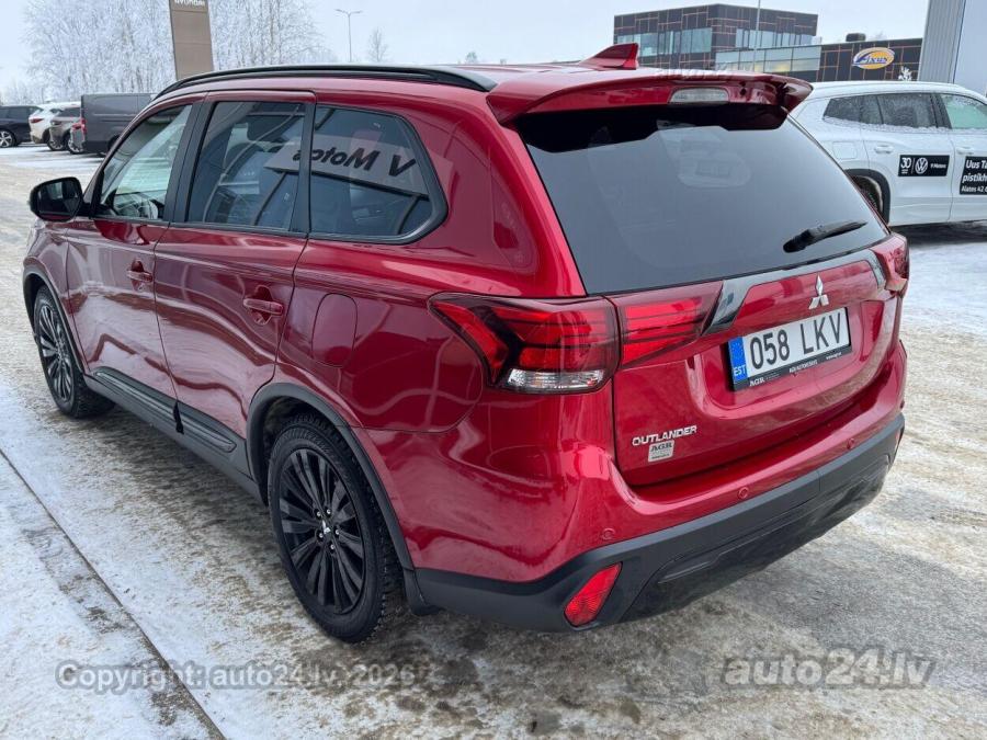 Red Mitsubishi Outlander 2021 in Viljandi, with an engine capacity of 2.00 L and mileage of 84 thousand km for 16890 €, photo 4 on AUTOMOTO.COM.LV