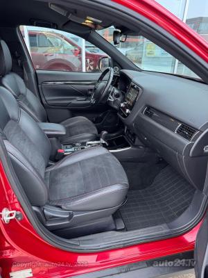 Red Mitsubishi Outlander 2021 in Viljandi, with an engine capacity of 2.00 L and mileage of 84 thousand km for 16890 €, photo 9 on AUTOMOTO.COM.LV