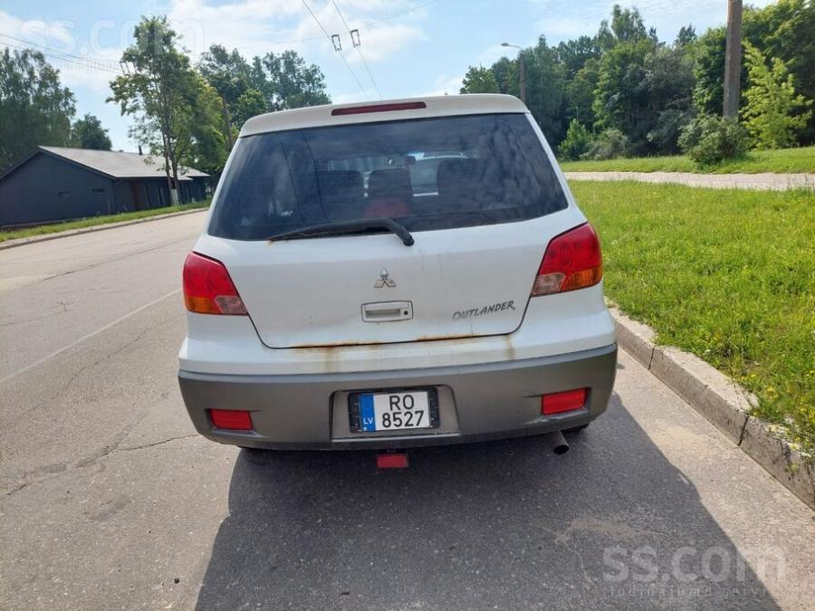 White Mitsubishi Outlander 2004 in Riga, with an engine capacity of 2.40 L and mileage of 214 thousand km for 850 €, photo 1 on AUTOMOTO.COM.LV