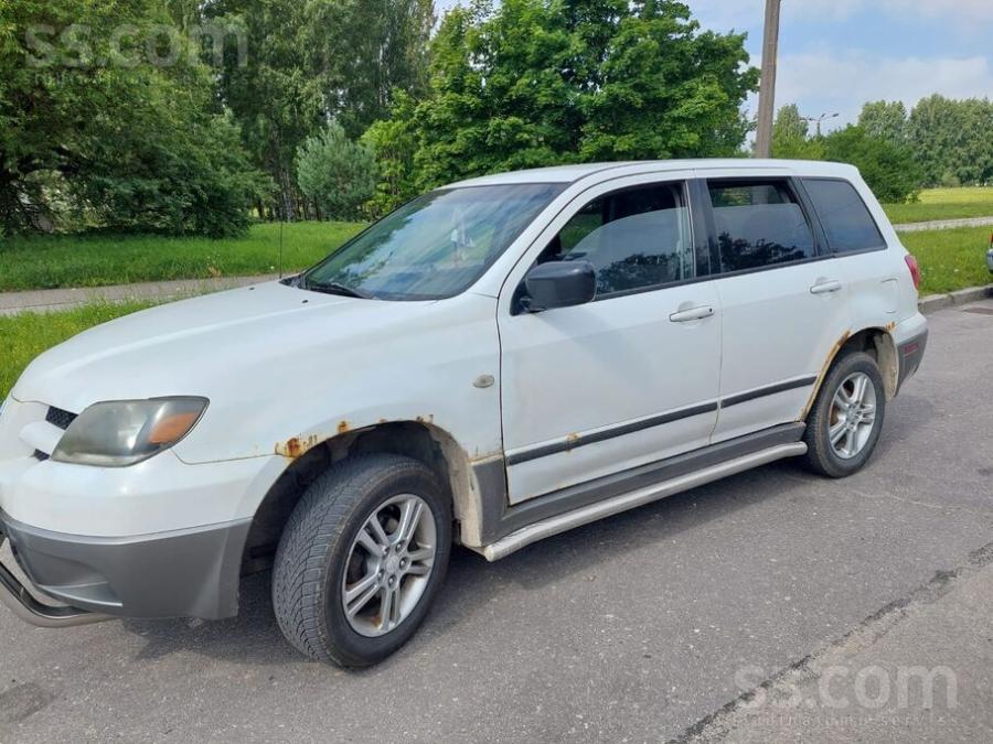 White Mitsubishi Outlander 2004 in Riga, with an engine capacity of 2.40 L and mileage of 214 thousand km for 850 €, photo 4 on AUTOMOTO.COM.LV