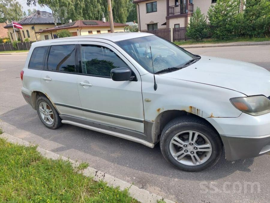 White Mitsubishi Outlander 2004 in Riga, with an engine capacity of 2.40 L and mileage of 214 thousand km for 850 €, photo 10 on AUTOMOTO.COM.LV
