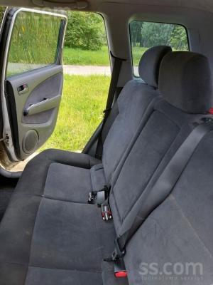 White Mitsubishi Outlander 2004 in Riga, with an engine capacity of 2.40 L and mileage of 214 thousand km for 850 €, photo 11 on AUTOMOTO.COM.LV