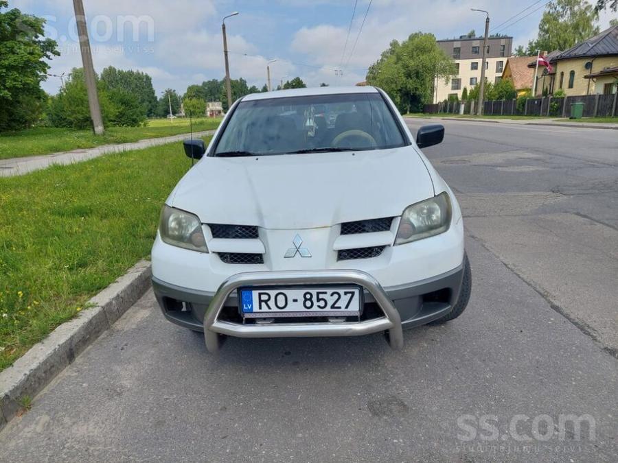 White Mitsubishi Outlander 2004 in Riga, with an engine capacity of 2.40 L and mileage of 214 thousand km for 850 €, photo 12 on AUTOMOTO.COM.LV