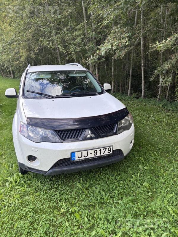 White Mitsubishi Outlander 2007 in Ogre, with an engine capacity of 2.00 L and mileage of 269 thousand km for 2000 €, photo 1 on AUTOMOTO.COM.LV