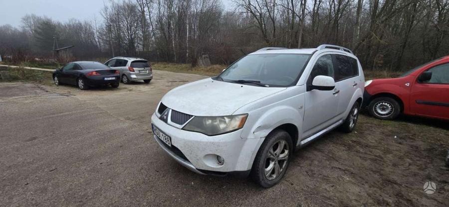 White Mitsubishi Outlander 2008 in Vilnius, with an engine capacity of 2.36 L and mileage of 185 thousand km for 1000 €, photo 1 on AUTOMOTO.COM.LV