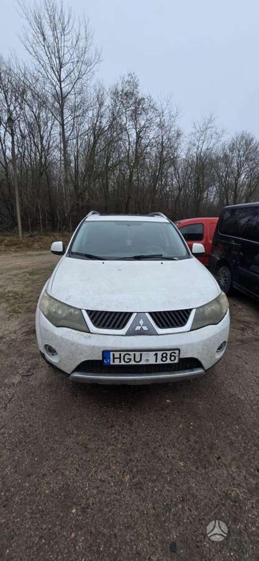 White Mitsubishi Outlander 2008 in Vilnius, with an engine capacity of 2.36 L and mileage of 185 thousand km for 1000 €, photo 2 on AUTOMOTO.COM.LV