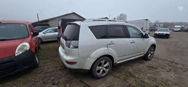 Balts Mitsubishi Outlander 2008 Viļņa, ar dzinēja tilpumu 2.36 L un nobraukumu 185 tūkst. km par 1000 €, foto 3 vietnē AUTOMOTO.COM.LV