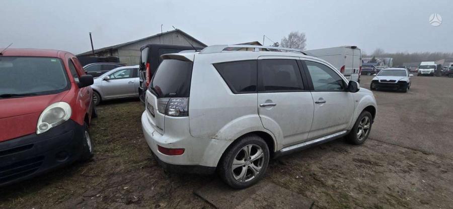 White Mitsubishi Outlander 2008 in Vilnius, with an engine capacity of 2.36 L and mileage of 185 thousand km for 1000 €, photo 3 on AUTOMOTO.COM.LV