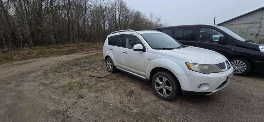 White Mitsubishi Outlander 2008 in Vilnius, with an engine capacity of 2.36 L and mileage of 185 thousand km for 1000 €, photo 4 on AUTOMOTO.COM.LV