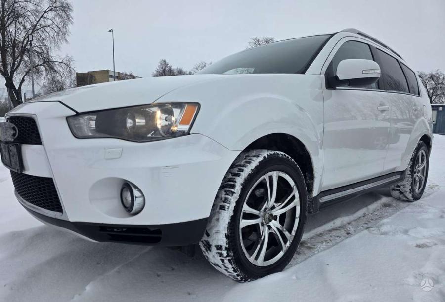 White Mitsubishi Outlander 2010 in Marijampole, with an engine capacity of 2.36 L and mileage of 320 thousand km for 3950 €, photo 1 on AUTOMOTO.COM.LV
