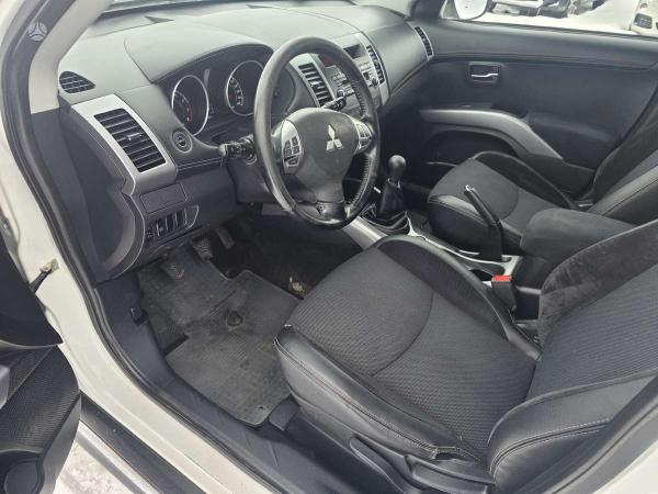Balts Mitsubishi Outlander 2010 Marijampole, ar dzinēja tilpumu 2.36 L un nobraukumu 320 tūkst. km par 3950 €, foto 7 vietnē AUTOMOTO.COM.LV