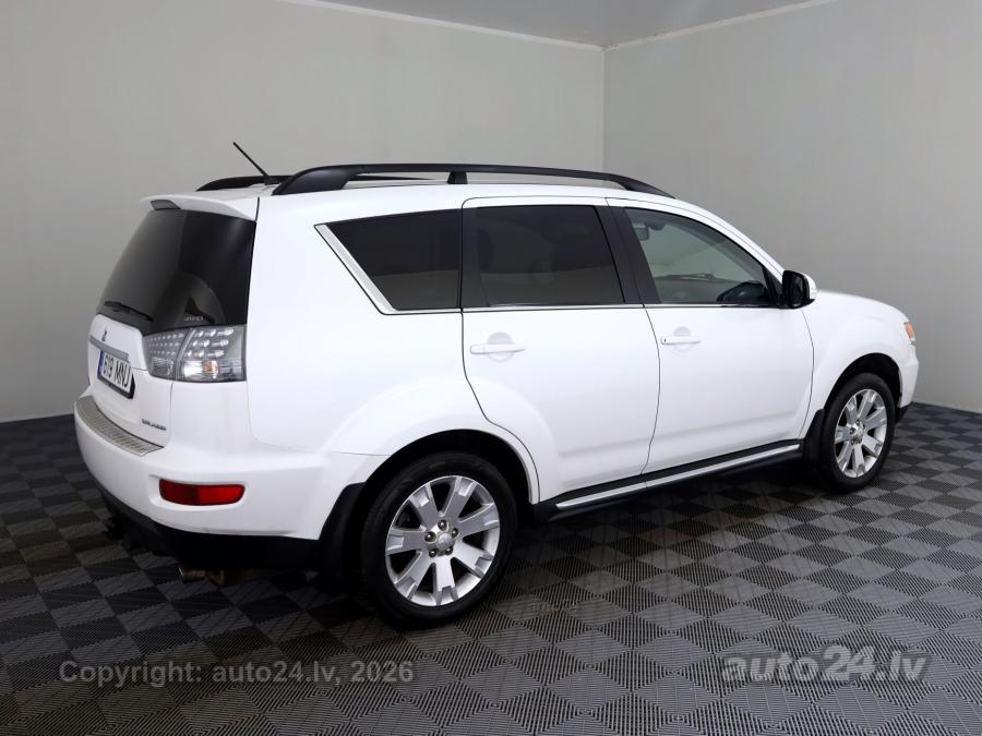 Balts Mitsubishi Outlander 2010 Tallina, ar dzinēja tilpumu 2.40 L un nobraukumu 229 tūkst. km par 3799 €, foto 4 vietnē AUTOMOTO.COM.LV