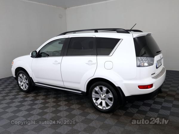 White Mitsubishi Outlander 2010 in Tallinn, with an engine capacity of 2.40 L and mileage of 229 thousand km for 3799 €, photo 4 on AUTOMOTO.COM.LV