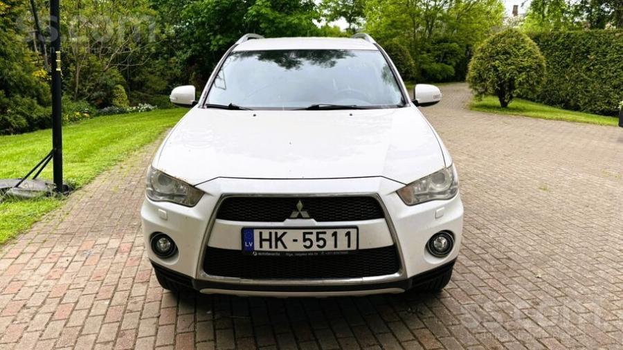 White Mitsubishi Outlander 2010 in Riga, with an engine capacity of 2.40 L and mileage of 255 thousand km for 3400 €, photo 3 on AUTOMOTO.COM.LV