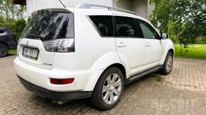 White Mitsubishi Outlander 2010 in Riga, with an engine capacity of 2.40 L and mileage of 255 thousand km for 3400 €, photo 7 on AUTOMOTO.COM.LV