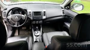 White Mitsubishi Outlander 2010 in Riga, with an engine capacity of 2.40 L and mileage of 255 thousand km for 3400 €, photo 9 on AUTOMOTO.COM.LV