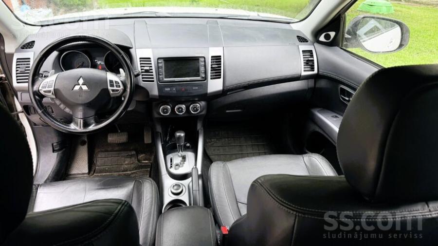 White Mitsubishi Outlander 2010 in Riga, with an engine capacity of 2.40 L and mileage of 255 thousand km for 3400 €, photo 9 on AUTOMOTO.COM.LV