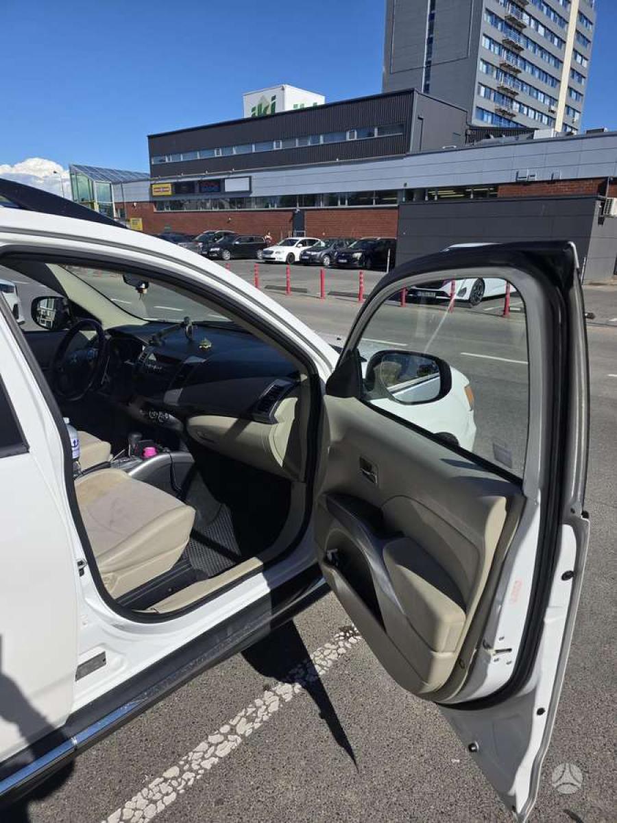 Balts Mitsubishi Outlander 2010 Klaipėda, ar dzinēja tilpumu 2.36 L un nobraukumu 226 tūkst. km par 2400 €, foto 6 vietnē AUTOMOTO.COM.LV