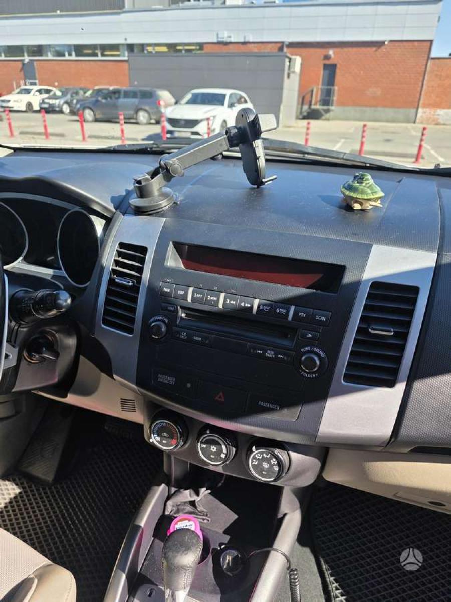 Balts Mitsubishi Outlander 2010 Klaipėda, ar dzinēja tilpumu 2.36 L un nobraukumu 226 tūkst. km par 2400 €, foto 8 vietnē AUTOMOTO.COM.LV