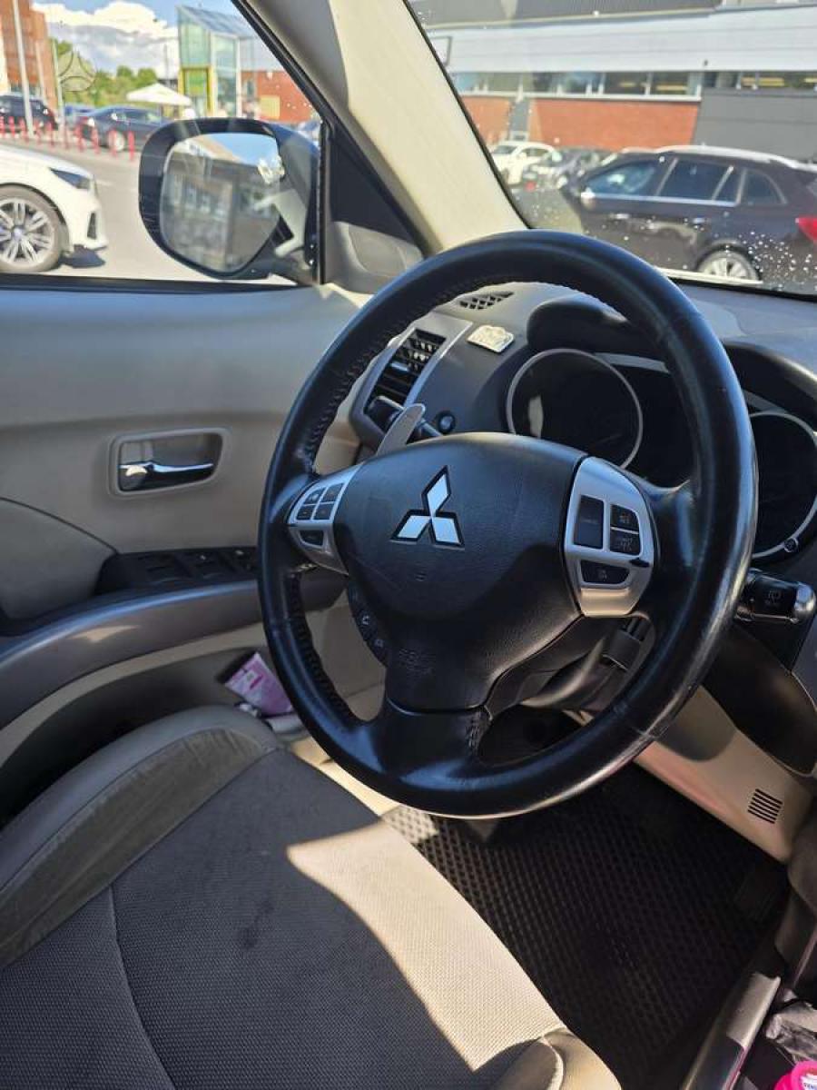 Balts Mitsubishi Outlander 2010 Klaipėda, ar dzinēja tilpumu 2.36 L un nobraukumu 226 tūkst. km par 2400 €, foto 9 vietnē AUTOMOTO.COM.LV
