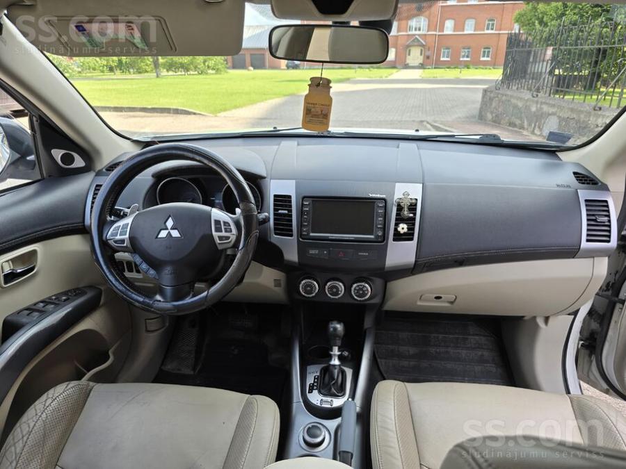 White Mitsubishi Outlander 2010 in Rezekne, with an engine capacity of 2.20 L and mileage of 312 thousand km for 4500 €, photo 3 on AUTOMOTO.COM.LV