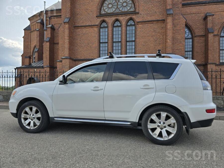 White Mitsubishi Outlander 2010 in Rezekne, with an engine capacity of 2.20 L and mileage of 312 thousand km for 4500 €, photo 5 on AUTOMOTO.COM.LV
