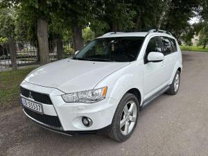 White Mitsubishi Outlander 2010 in Panevezys, with an engine capacity of 2.18 L and mileage of 300 thousand km for 3590 €, photo  on AUTOMOTO.COM.LV