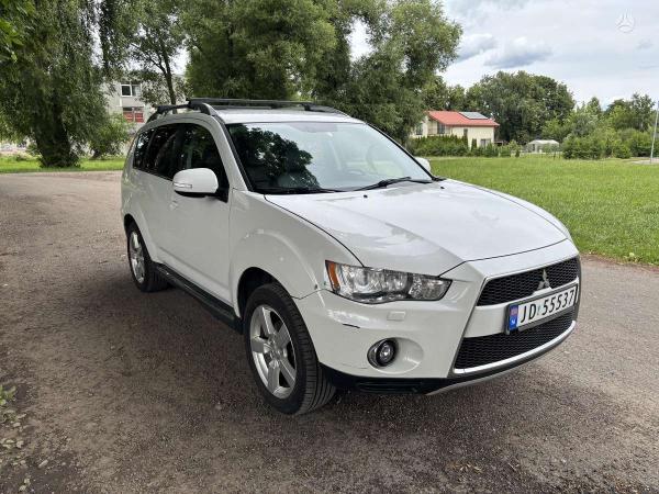 Balts Mitsubishi Outlander 2010 Panevēža, ar dzinēja tilpumu 2.18 L un nobraukumu 300 tūkst. km par 3590 €, foto 2 vietnē AUTOMOTO.COM.LV