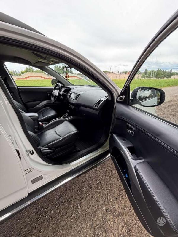 Balts Mitsubishi Outlander 2010 Panevēža, ar dzinēja tilpumu 2.18 L un nobraukumu 300 tūkst. km par 3590 €, foto 10 vietnē AUTOMOTO.COM.LV