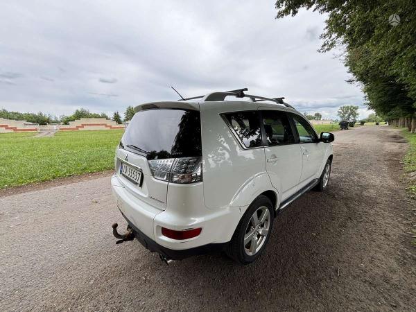 White Mitsubishi Outlander 2010 in Panevezys, with an engine capacity of 2.18 L and mileage of 300 thousand km for 3590 €, photo 5 on AUTOMOTO.COM.LV