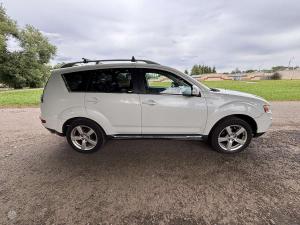 White Mitsubishi Outlander 2010 in Panevezys, with an engine capacity of 2.18 L and mileage of 300 thousand km for 3590 €, photo 7 on AUTOMOTO.COM.LV