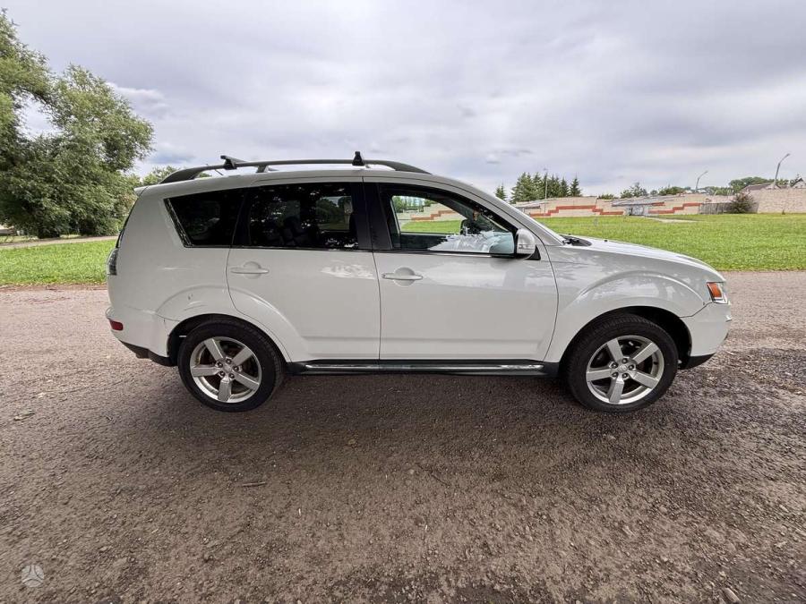 White Mitsubishi Outlander 2010 in Panevezys, with an engine capacity of 2.18 L and mileage of 300 thousand km for 3590 €, photo 7 on AUTOMOTO.COM.LV