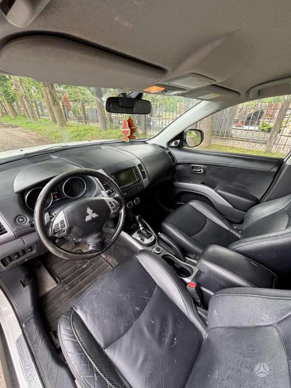 White Mitsubishi Outlander 2010 in Panevezys, with an engine capacity of 2.18 L and mileage of 300 thousand km for 3590 €, photo 7 on AUTOMOTO.COM.LV