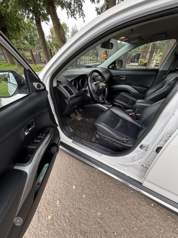 White Mitsubishi Outlander 2010 in Panevezys, with an engine capacity of 2.18 L and mileage of 300 thousand km for 3590 €, photo 8 on AUTOMOTO.COM.LV