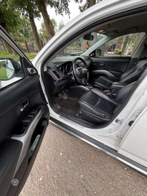 White Mitsubishi Outlander 2010 in Panevezys, with an engine capacity of 2.18 L and mileage of 300 thousand km for 3590 €, photo 9 on AUTOMOTO.COM.LV