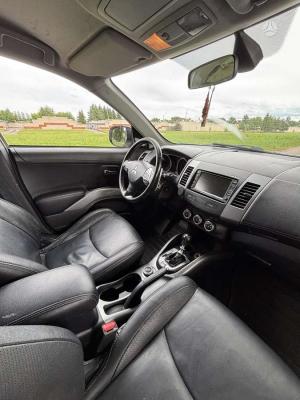 White Mitsubishi Outlander 2010 in Panevezys, with an engine capacity of 2.18 L and mileage of 300 thousand km for 3590 €, photo 13 on AUTOMOTO.COM.LV