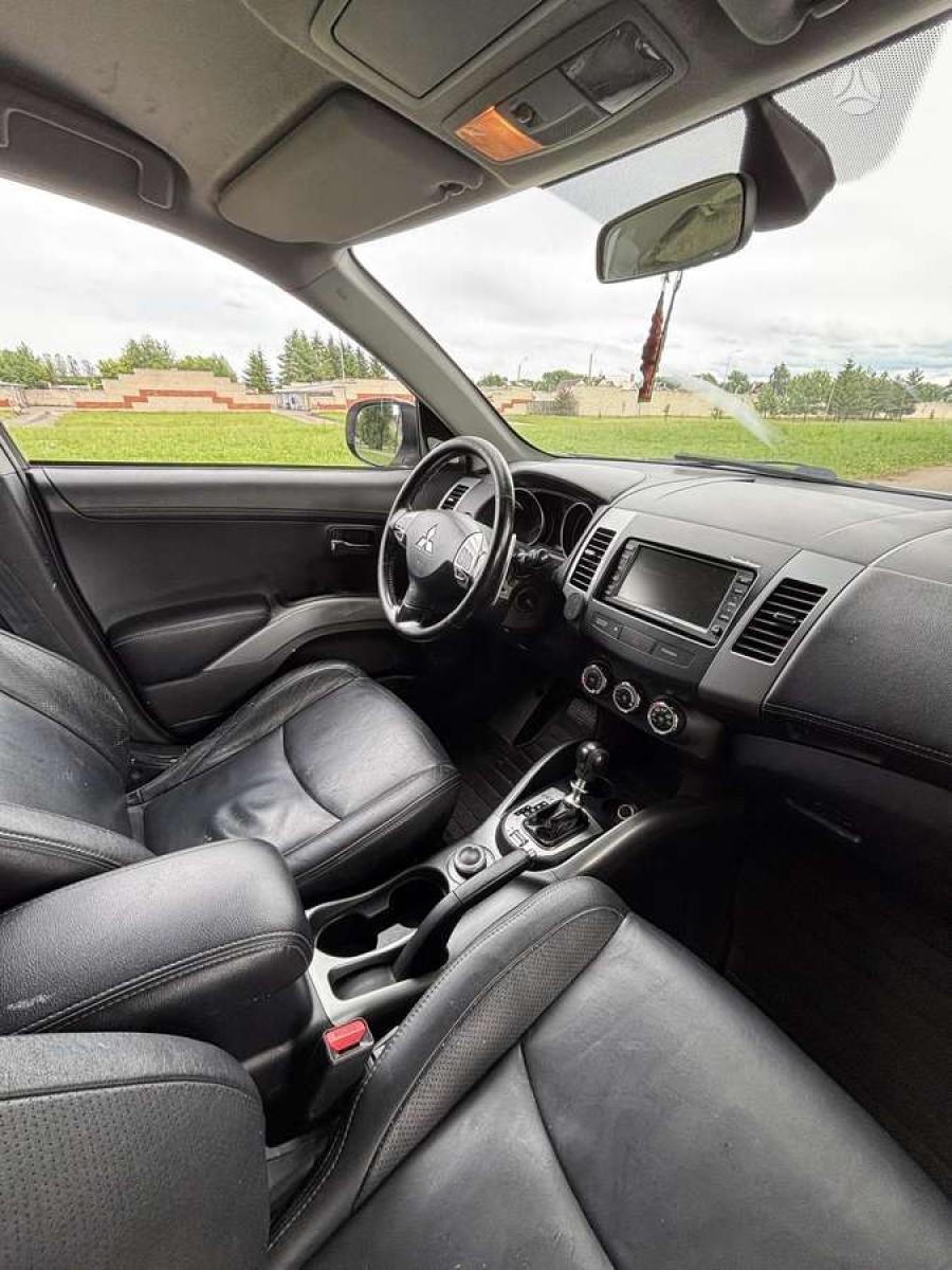 White Mitsubishi Outlander 2010 in Panevezys, with an engine capacity of 2.18 L and mileage of 300 thousand km for 3590 €, photo 13 on AUTOMOTO.COM.LV