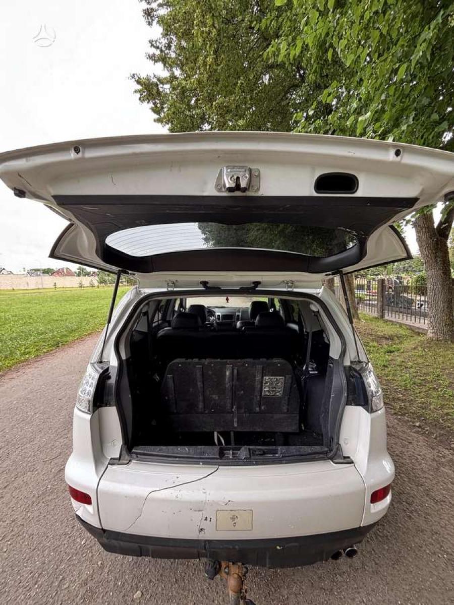 White Mitsubishi Outlander 2010 in Panevezys, with an engine capacity of 2.18 L and mileage of 300 thousand km for 3590 €, photo 14 on AUTOMOTO.COM.LV