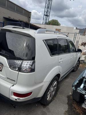 White Mitsubishi Outlander 2010 in Kaunas, with an engine capacity of 2.00 L and mileage of 285 thousand km for 2850 €, photo 3 on AUTOMOTO.COM.LV