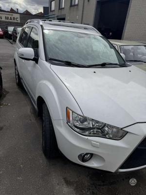 White Mitsubishi Outlander 2010 in Kaunas, with an engine capacity of 2.00 L and mileage of 285 thousand km for 2850 €, photo 4 on AUTOMOTO.COM.LV